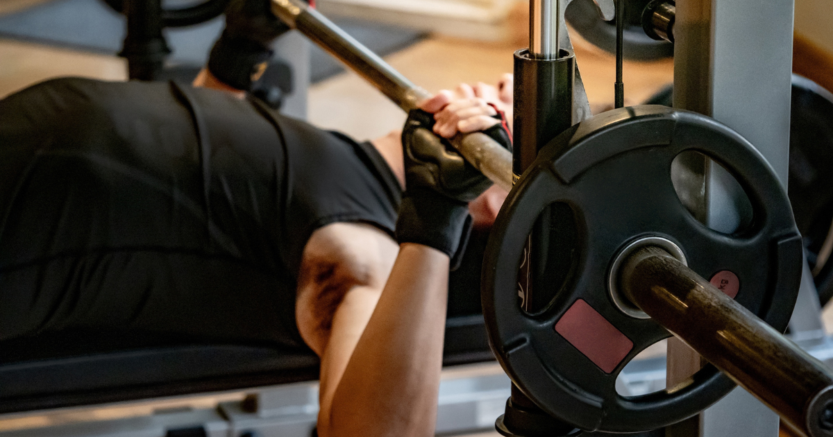 Weightlifter dies after barbell falls on his chest during workout ...