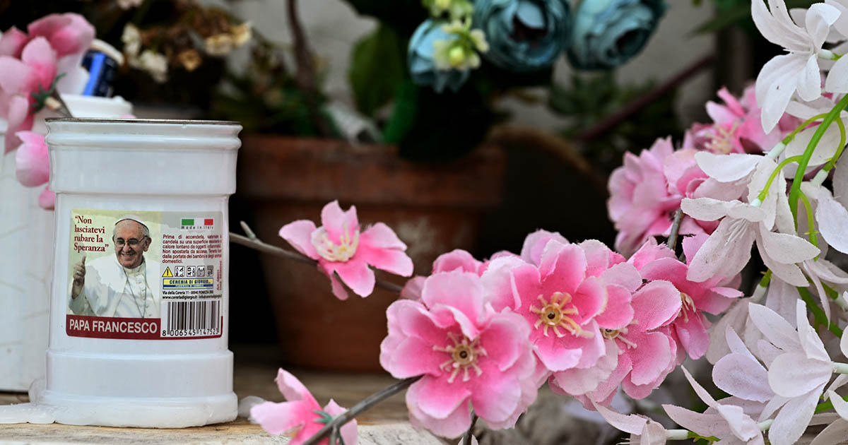 Pope thanks well-wishers, resumes work from hospital • PhilSTAR Life