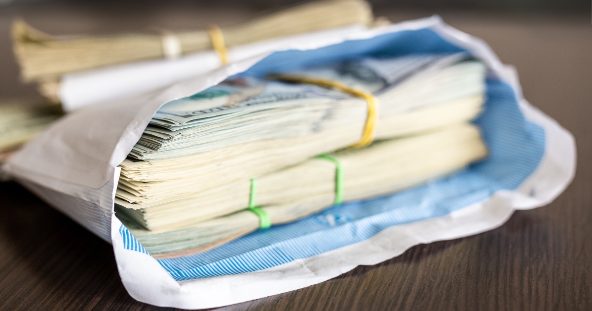 Faith in humanity restored: $20,000 (over P1 million) dropped in street ...