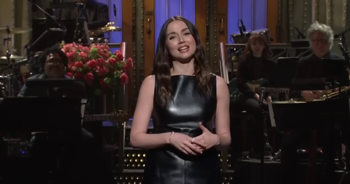 Ana de Armas reveals she learned English from 'Friends' in 'Saturday ...