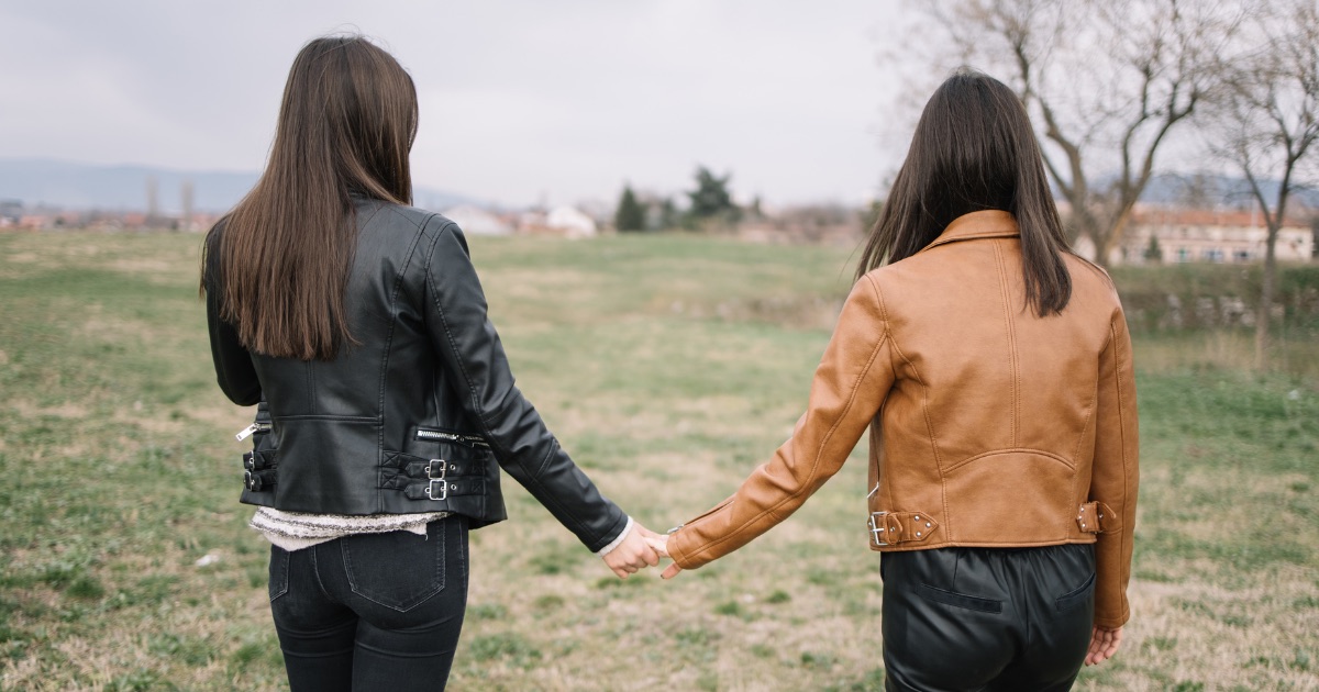 Twins who were separated at 10 days old reunite 17 years later as best ...