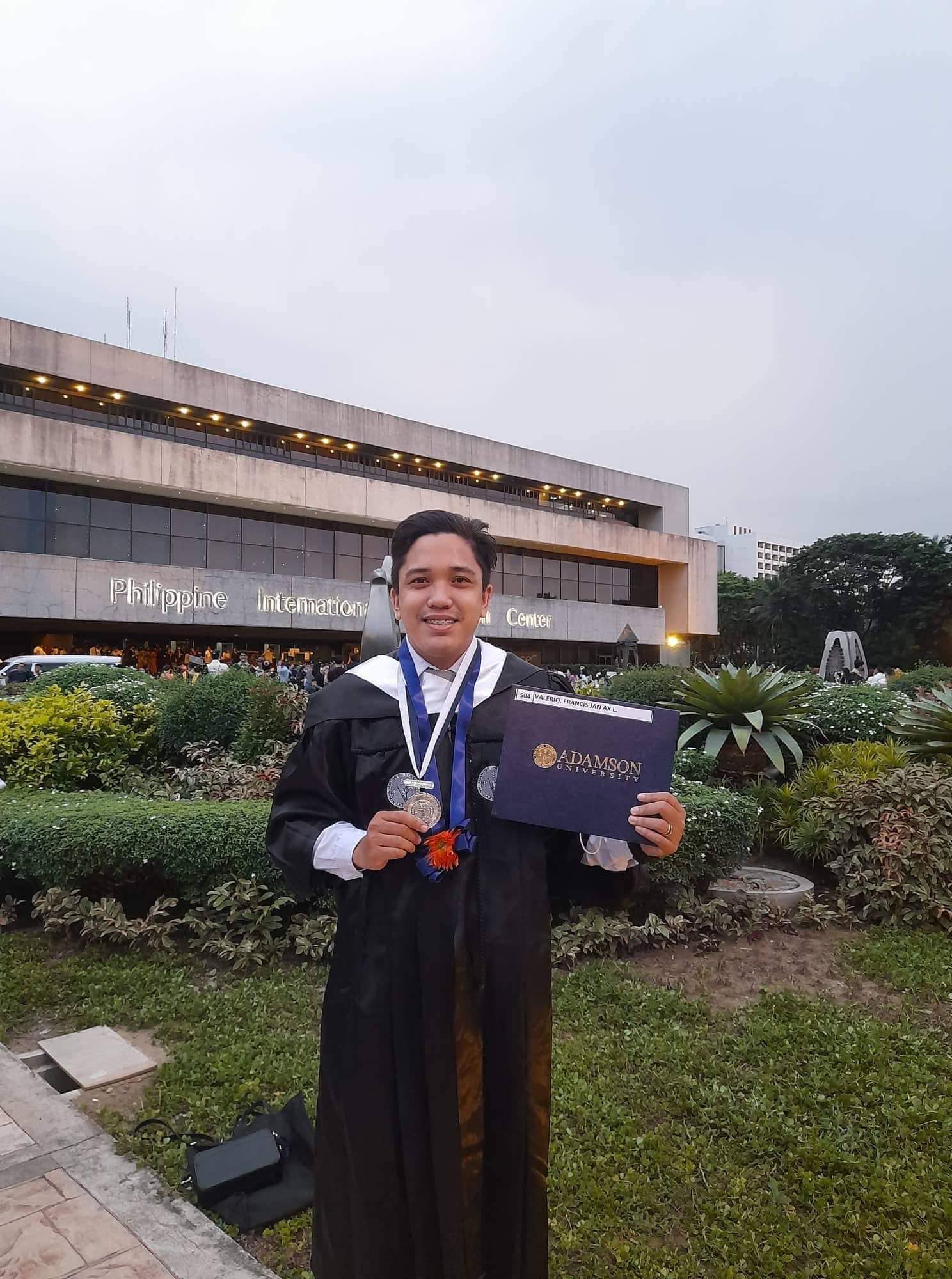 Viral Grab rider who attends online classes in between orders graduates ...