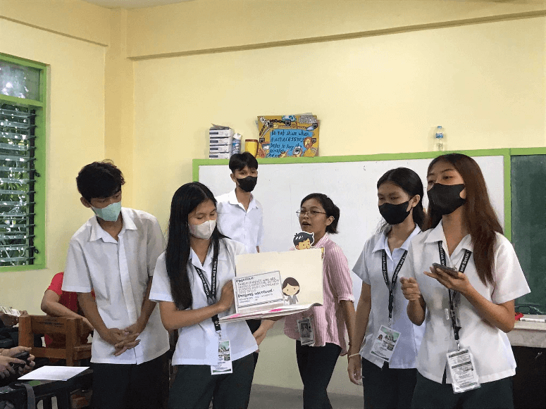 LOOK: With no laptop available, Pinoy students get creative in class ...