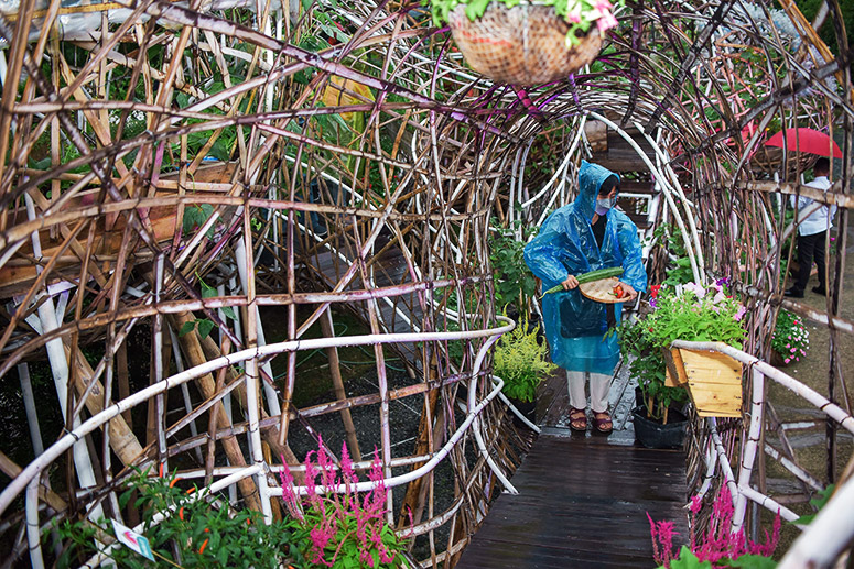 ‘Mebuyan’s Colony’ by Leeroy New: Where all things and beings connect ...