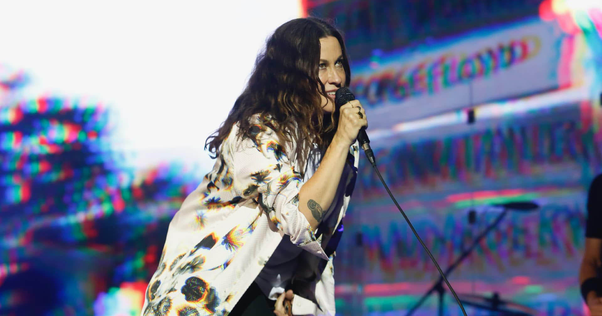 Alanis Morissette brings her nostalgic hits to her sold-out concerts in ...