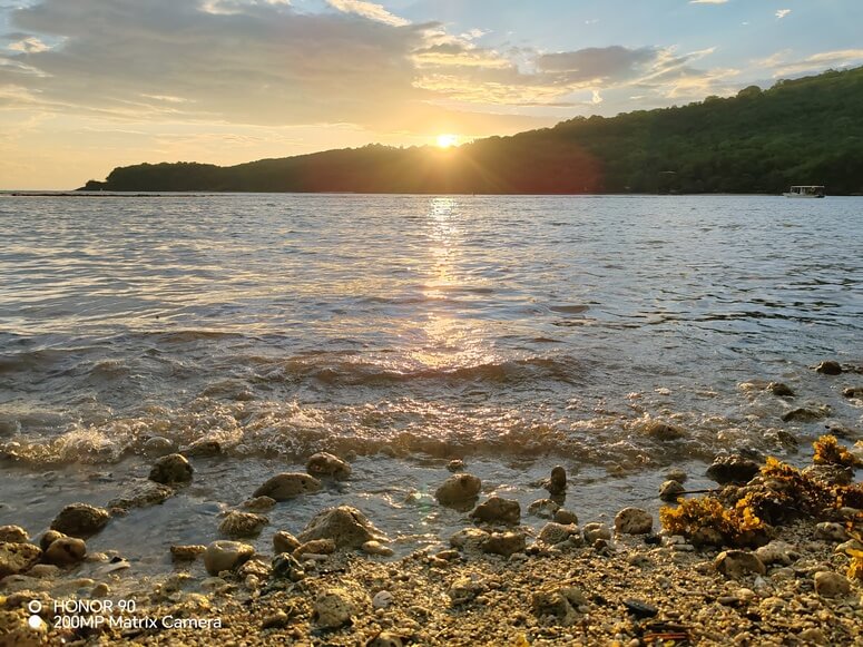 Capture high-quality vacation shots with this new smartphone that has a ...