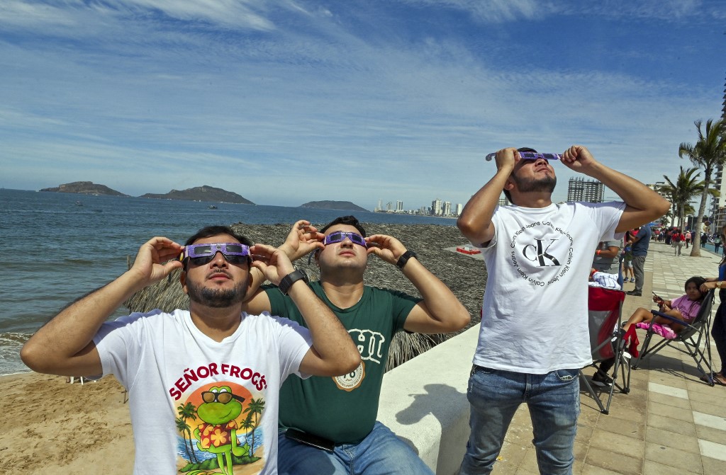 'Spectacular' total eclipse leaves North Americans spellbound ...