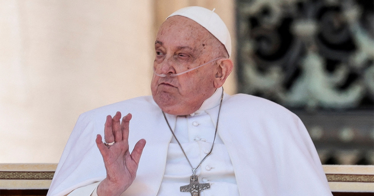 Pope Francis makes surprise first appearance at Vatican after hospital ...