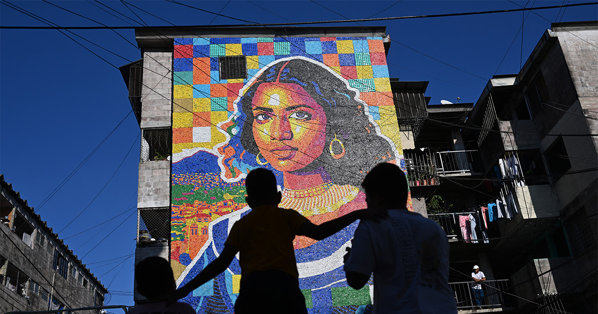 Artist creates 'Latin American Mona Lisa' with plastic bottle caps ...