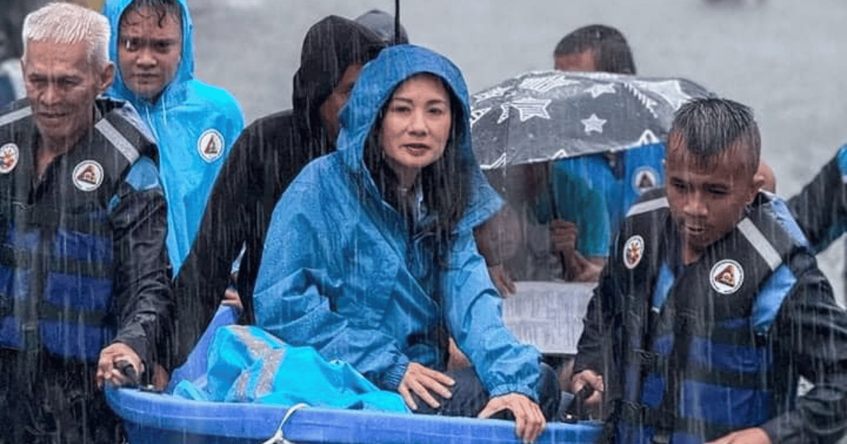 Malabon mayor addresses viral 'photo op' during typhoon Carina, monsoon ...