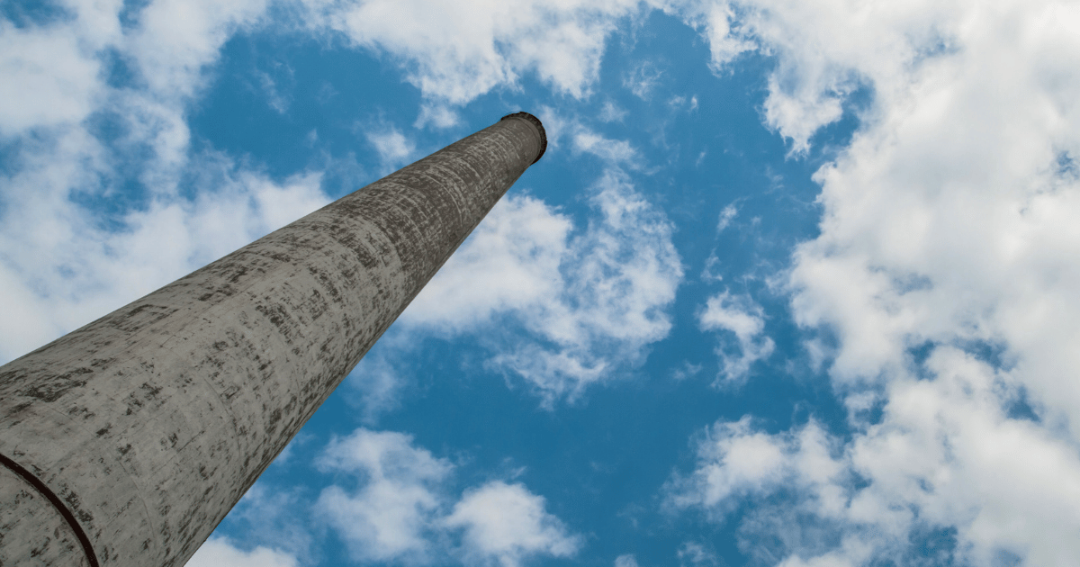 Woman dies after falling from nearly 300-foot tower while posing for ...