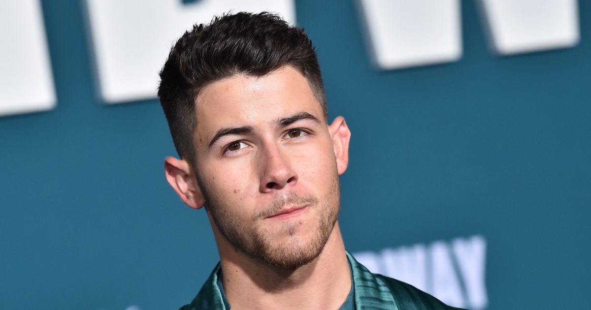 Nick Jonas runs off stage after audience member aims laser pointer at ...