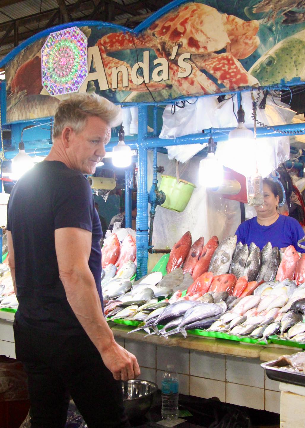LOOK: Gordon Ramsay checks out fresh seafood in Cubao wet market ...
