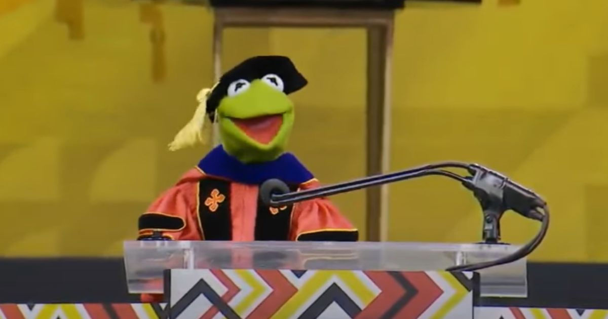 WATCH: Kermit the Frog gives inspiring commencement speech at ...