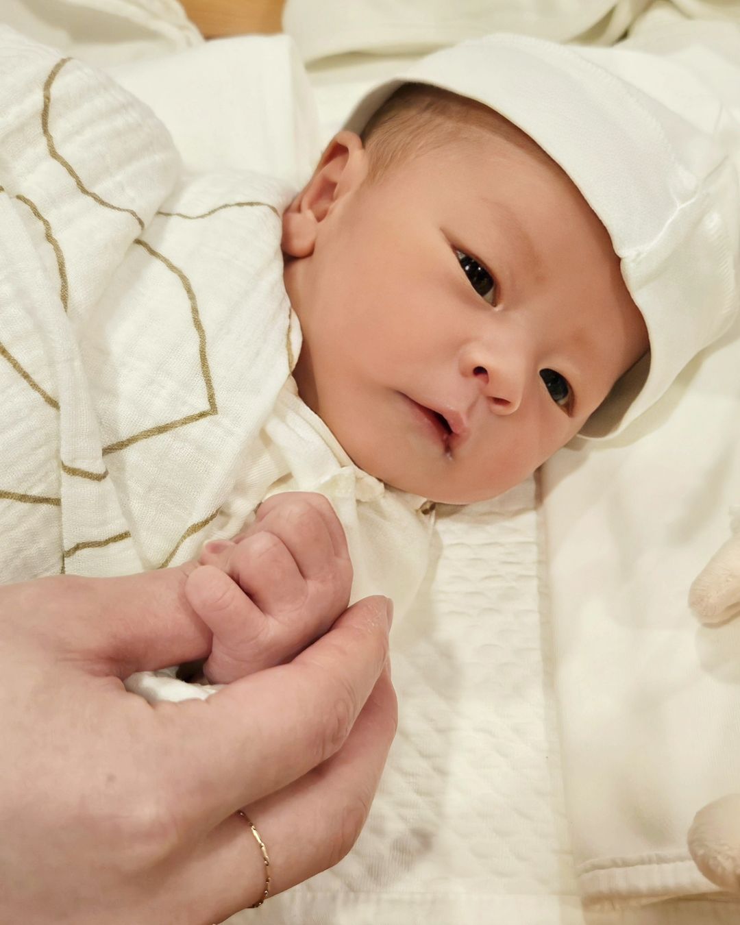Super Junior's Lee Sungmin shares photos of first child with actress ...
