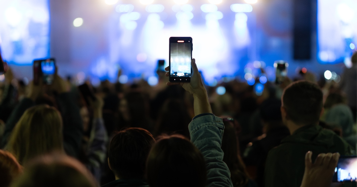 Concert etiquette 101: The do's and dont's of being a good concertgoer ...