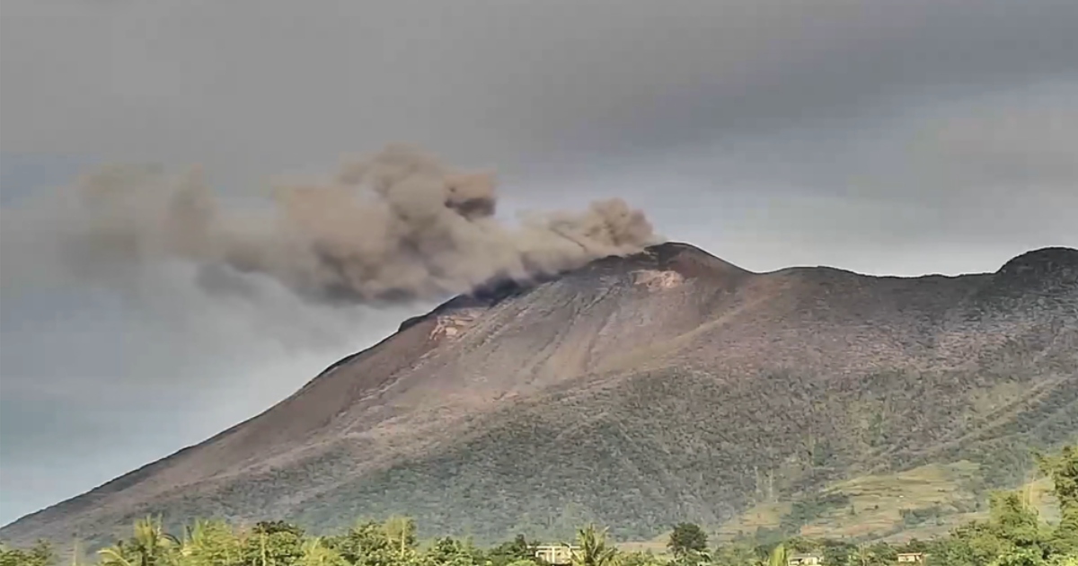 WATCH: Kanlaon Volcano emits ash for 30 minutes amid Alert Level 2 ...
